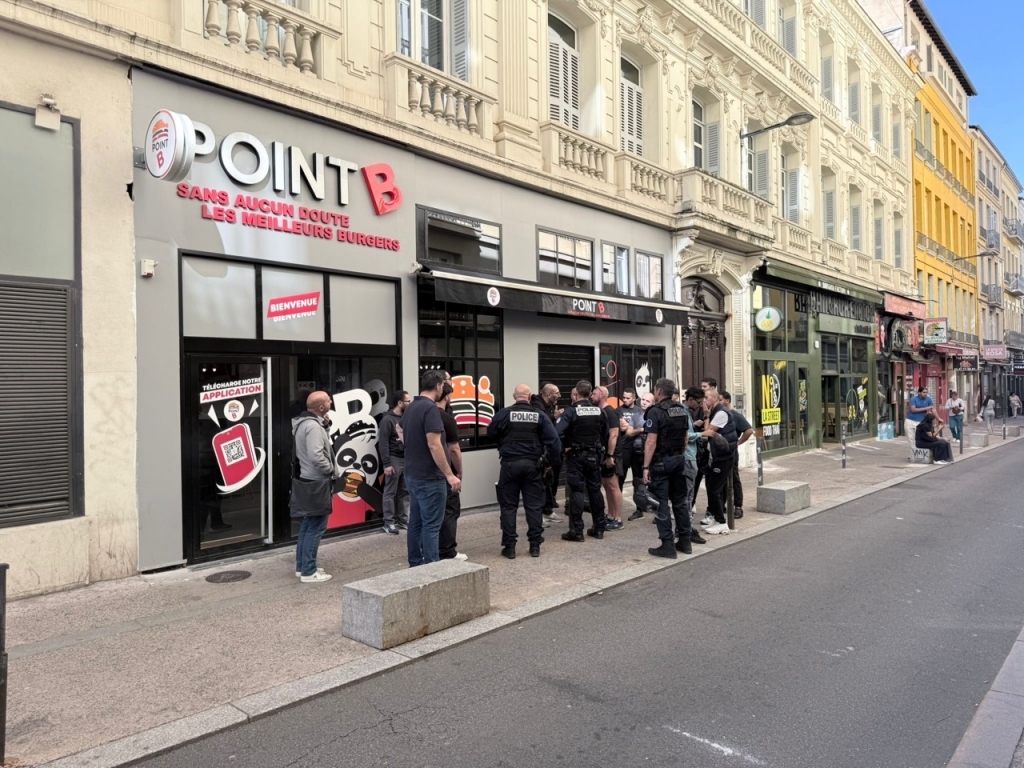 Saint-Étienne : l’ouverture d’un fast-food vire à la cohue place Jean ...