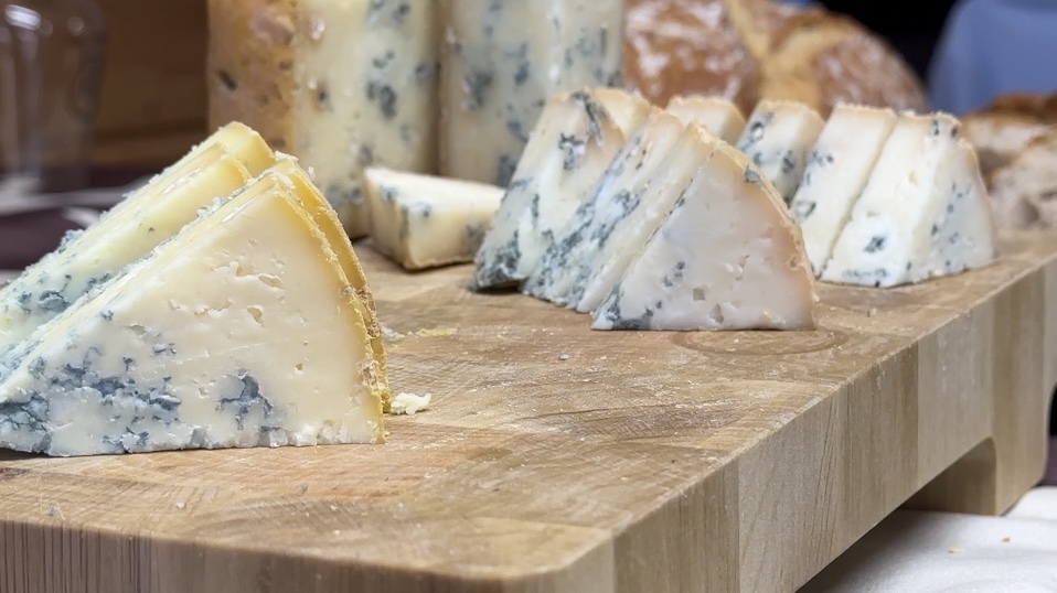 Le fromager Hervé Mons félicité par Emmanuel Macron pour la Fourme ...