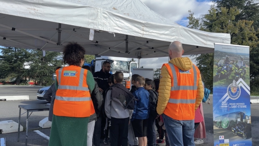 Les CM2 se partagent la route à Villars - TL7, Télévision loire 7